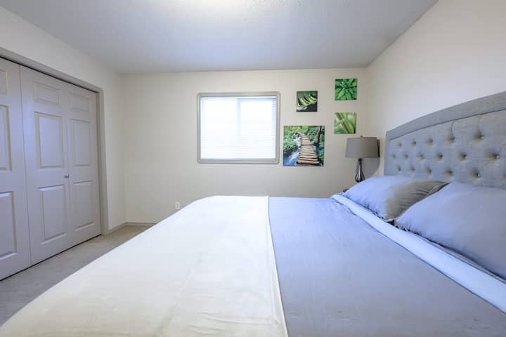 King Bed | Workspace | Fast Wi-fi | Long Stays Ok - Grande Prairie