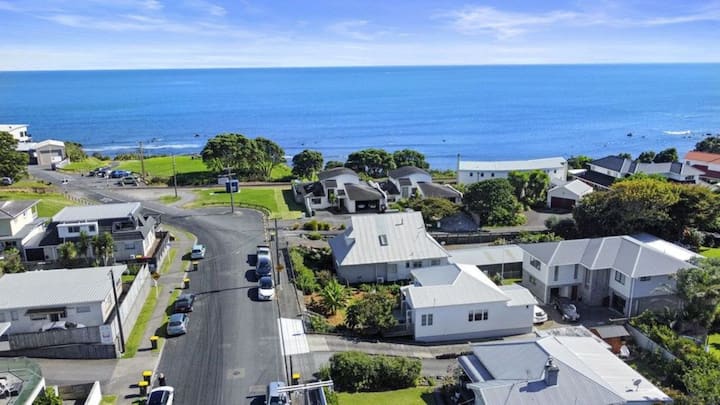 Charming Coastal Cottage In New Plymouth - New Plymouth