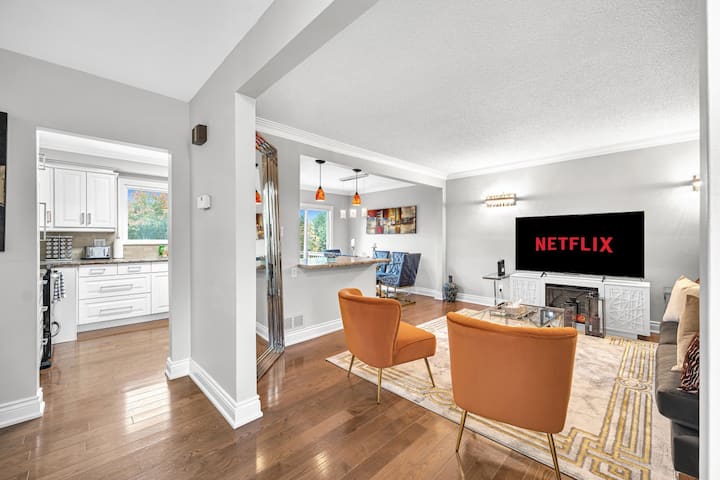 Modern 3br Home W/ Parking & Wi-fi - Oakville
