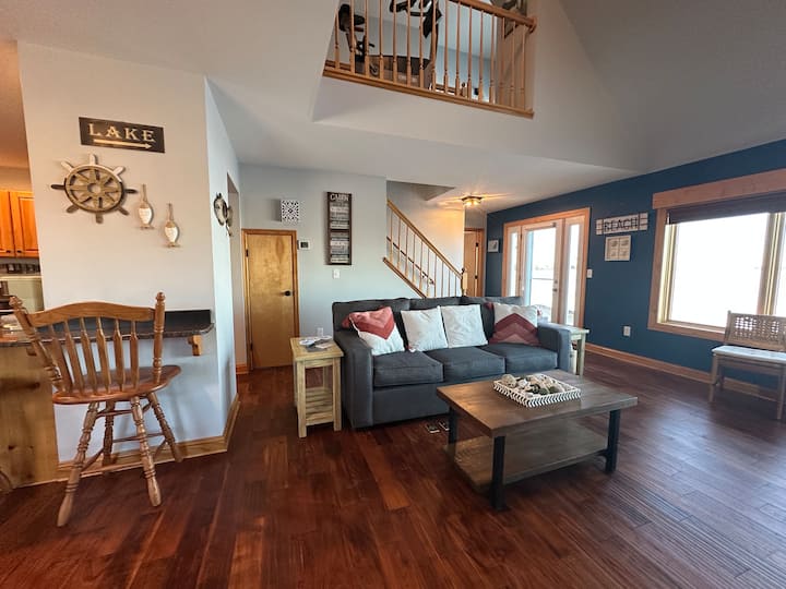 Private Lake Front & Pool. Entire 4 Br Home - Lake Poinsett, SD
