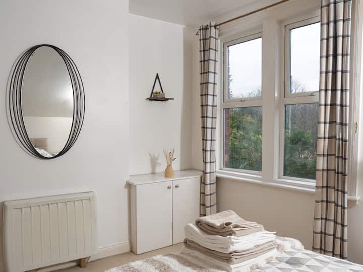 Cosy High Brooms Suite - Tonbridge