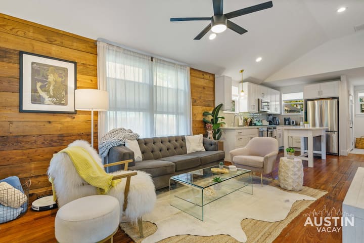 Pet-friendly East Cesar Chavez Home Near Downtown! - Austin, TX