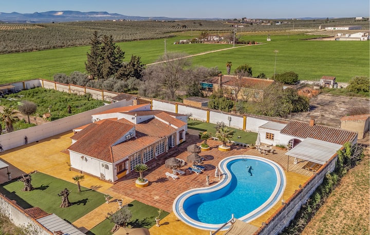 Gorgeous Home In Puente Genil With Wifi - Puente Genil