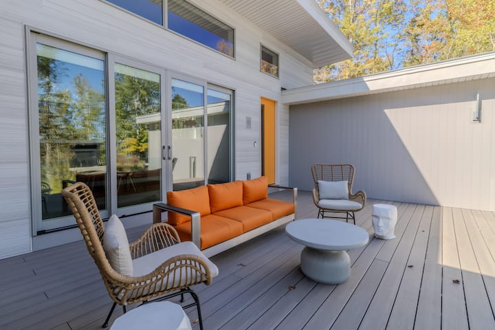 Stargazer – Modern Luxury Meets Up North Charm - Leelanau State Park, Northport