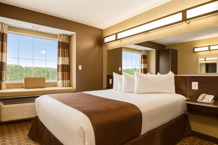 Convenient Suite | Downtown Nearby | Free Parking - Fairmont, WV