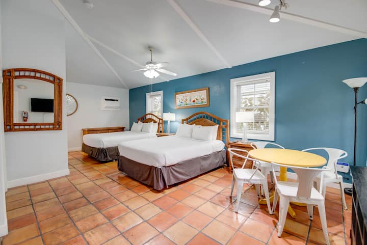 Ibis Suite | Bright Hideaway, Hot Tubs, Near Duval - Key West, FL