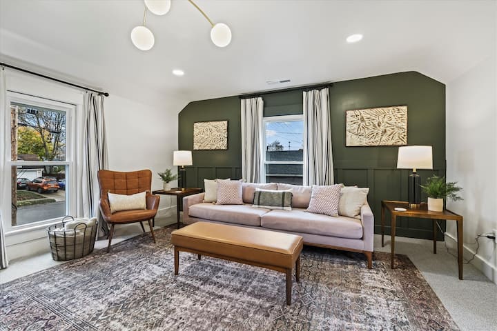Downtown “Troy House” Upstairs Apartment | Chic - Troy, OH
