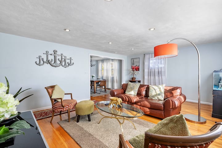 Beautiful 3bd/1ba Apartment W Parking 3795 - Waltham, MA