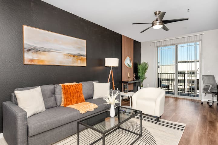 Sleek 2br-spring Training! W/ Pool, Gym & Parking - Tempe, AZ