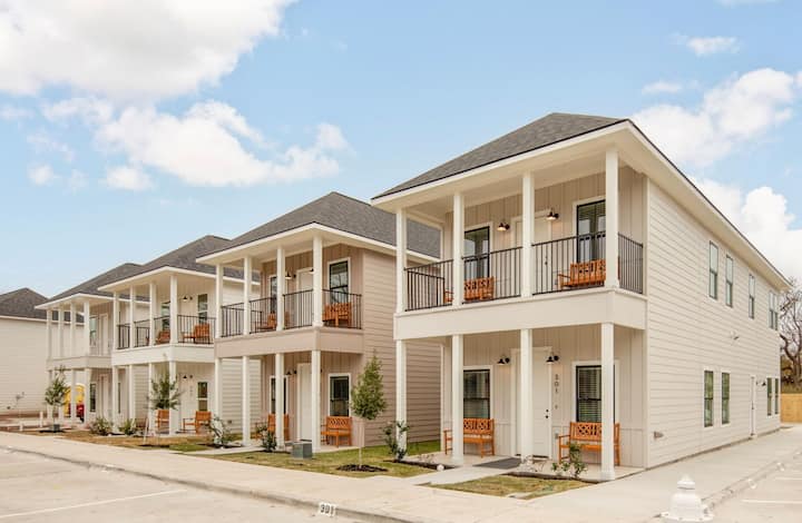 Midtown: New Home, 2 Miles To A&m/tv In Every Room - Bryan, TX