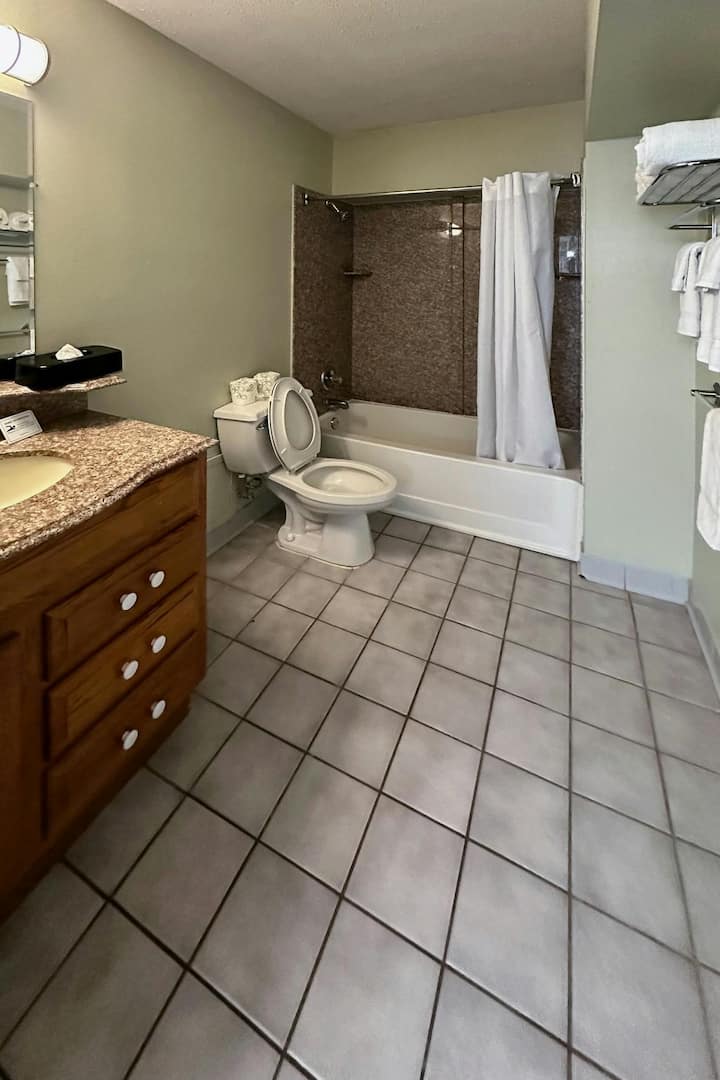 Accessible Tub Steps From The Sand - Virginia Beach, VA