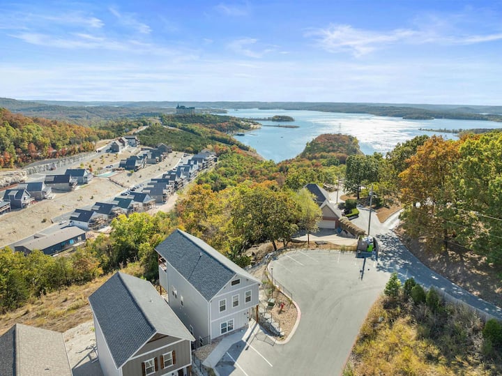 No Step Entry! Great Location! Private Hot Tub! - Branson, MO