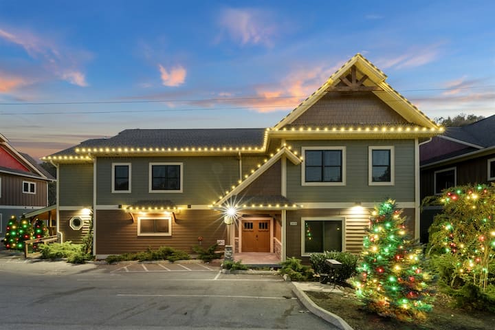 Fire Creek Retreat | Sleeps 48 | 12br, 13ba Lodge! - Pigeon Forge, TN