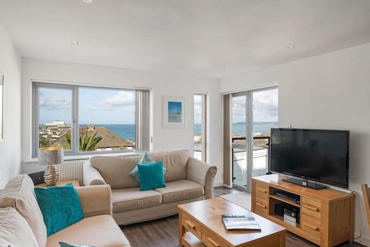Modern Mews Home W/ Sea Views, Private Parking - Newquay