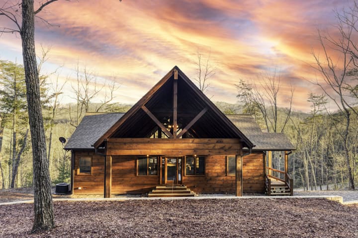 Blue Ridge Views + 2 Decks & Hot Tub - Blue Ridge, GA