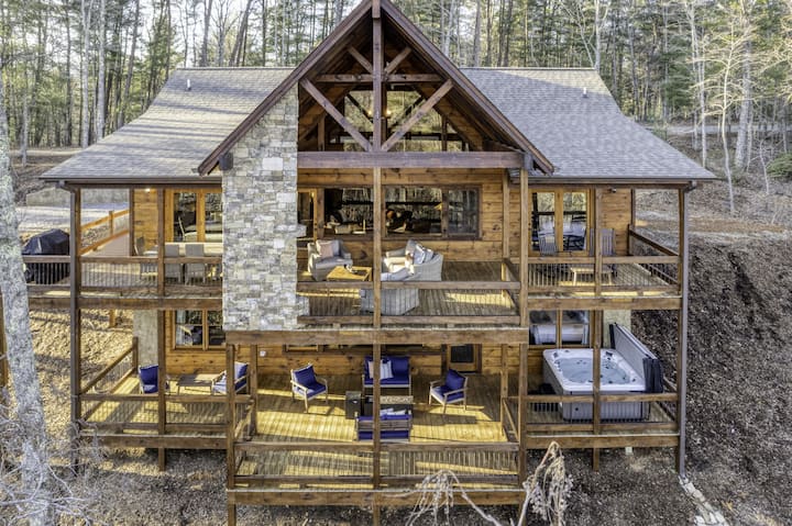 Blue Ridge Cabin | Views, Hot Tub & 2 Decks - Blue Ridge, GA