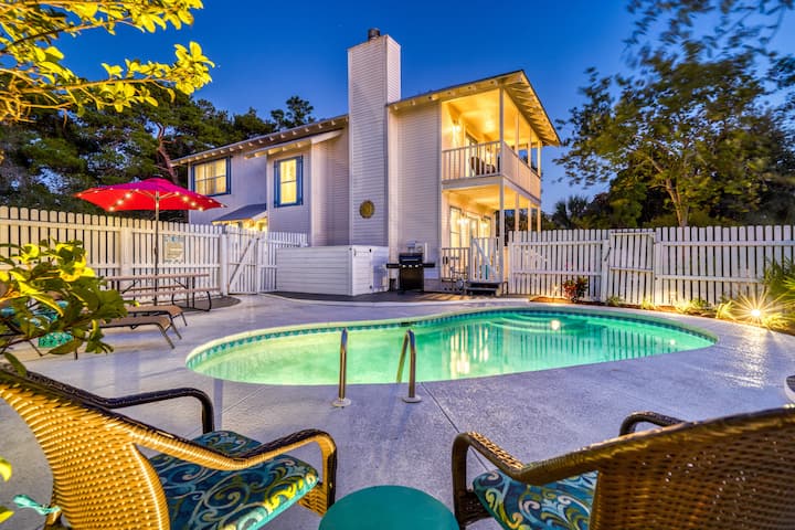 The Sandpiper Crystal Beach*pool*firepit*beachsvc - Destin, FL