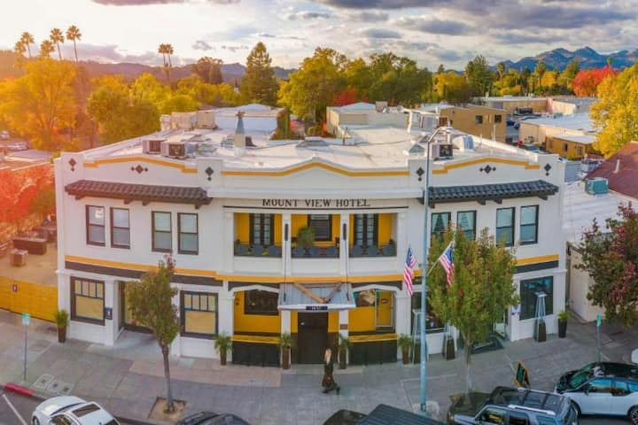 Coffeehouse-style Breakfast Brought To You Daily - Calistoga, CA