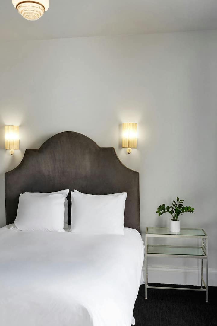 Cozy Charm In The Classic Queen - Calistoga, CA
