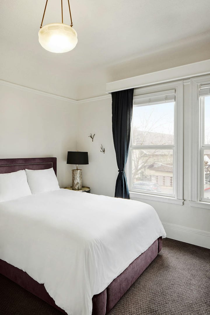 Accessible Comfort In The Classic Queen Ada - Calistoga, CA