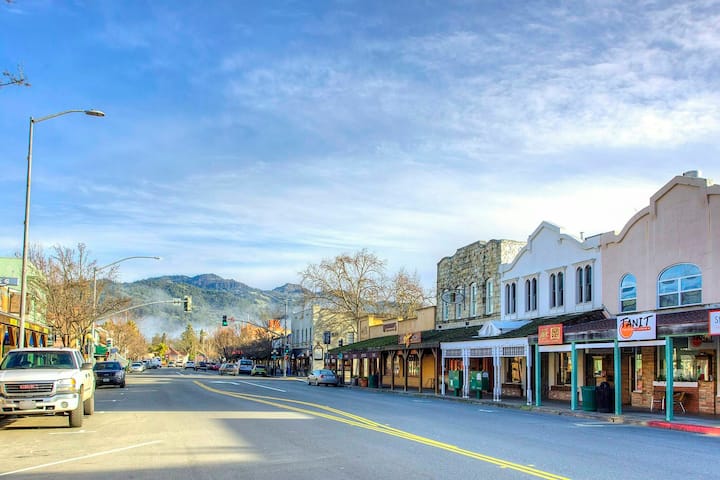 Spacious 2nd-floor Suite With Semi-private Balcony - Calistoga, CA