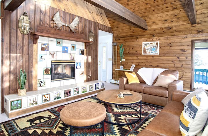 Rustic Cozy Moose Chateau W/4b3b Center Located - Fairbanks, AK