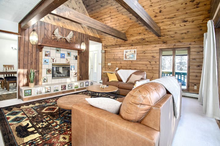 Rustic Cozy Moose Chateau W/4b3b Center Located - Fairbanks, AK