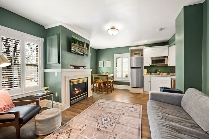 Corner Suite - Walk To Downtown Sturgeon Bay - Door County, WI