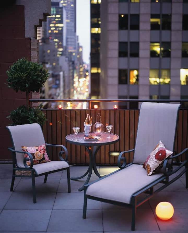 Unique Alchemy Of Comfort And Allure In Midtown - Manhattan, NY