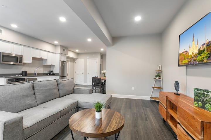 Elegant 2br Haven Minutes From Bourbon Street - New Orleans, LA