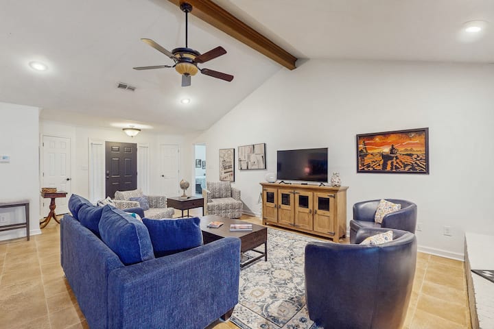 3br Charming House W/ Cozy Fireplace & Patio - Conway, AR