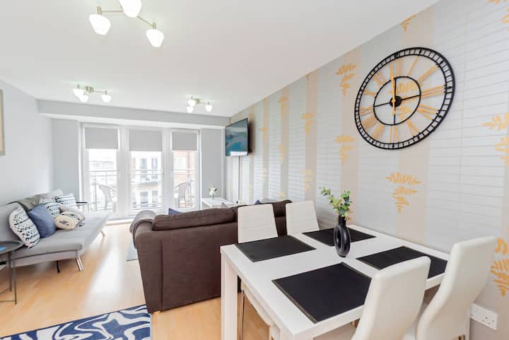 Stylish 2-bed, 2-bath Apartment With Balcony - ベージングストーク