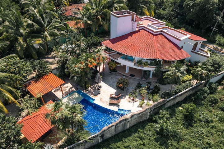Casa Bravo – Garden Oasis Steps From La Ropa - Zihuatanejo
