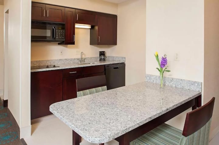 Convenient Suite: 3 Units W/ Kitchen & Pool Access - South Bend