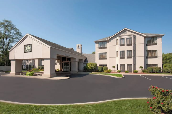 Breakfast Included: 4 Affordable Suites W/ Kitchen - South Bend, IN