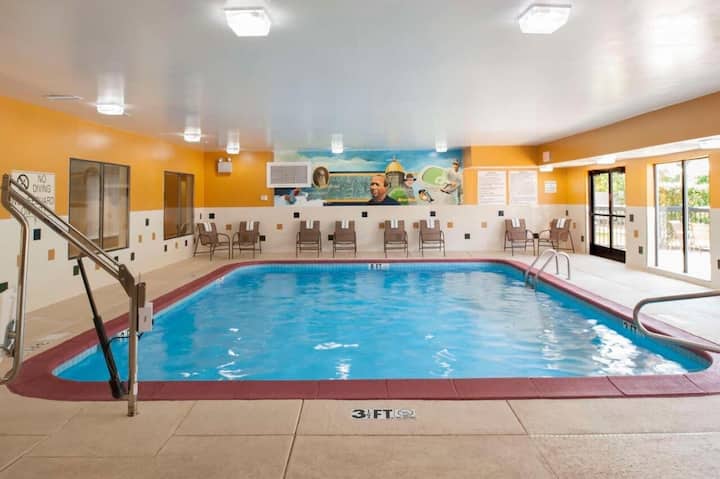 Enjoy Free Breakfast In Cozy Room Near I-90 - South Bend, IN