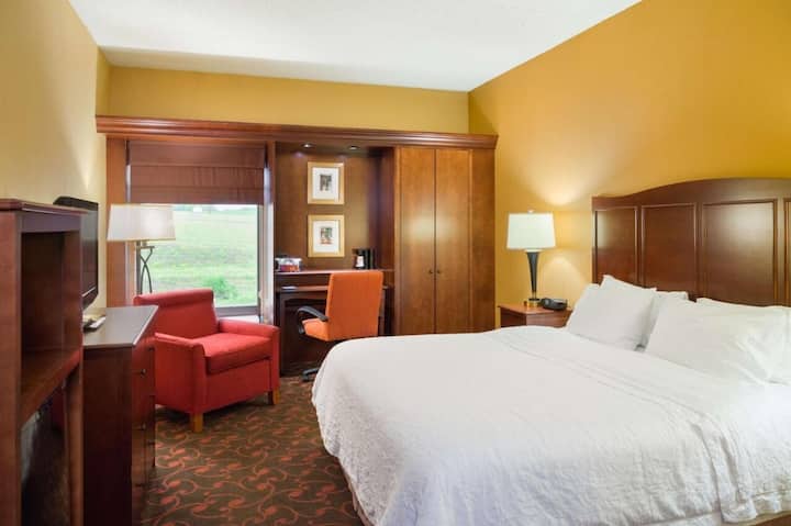 Convenient Suite W/ Whirlpool & Free Breakfast - Carlisle, PA