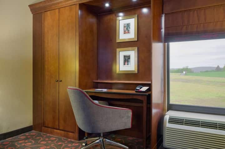 Relax & Unwind: Affordable Whirlpool Suite W/ Bkf - Carlisle, PA