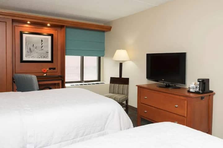 2 Rooms Right Off Hwy 23 W Free Breakfast, Parking - Ann Arbor, MI