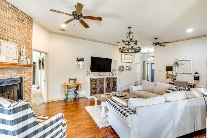 Charming Home W/ Chiminea In Weatherford! - Weatherford, TX