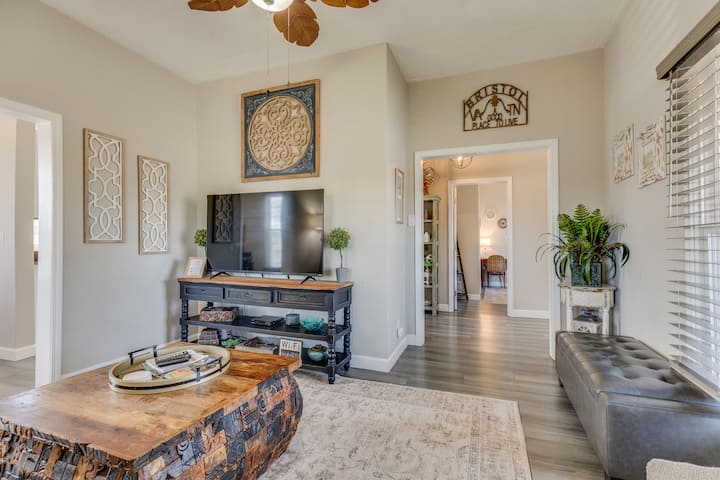 Cozy Downtown Escape | Hot Tub & Fire Pit - Bristol, TN