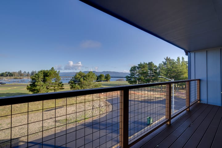 Balconies W/ Scenic River Views: Hammond Townhome! - Fort Stevens State Park, Hammond