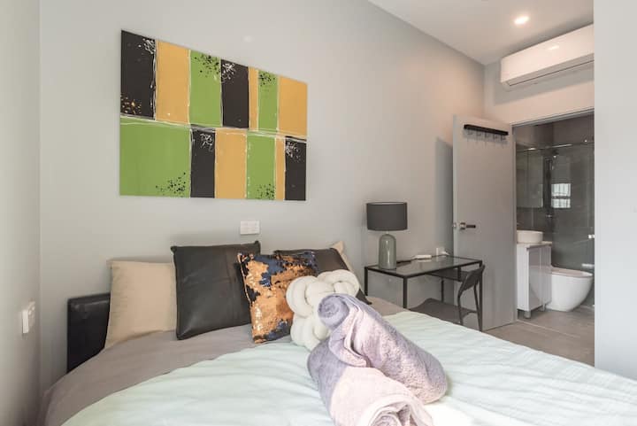 Luminous Double Ensuite Room - A/c - Seconds To Ce - Sydney