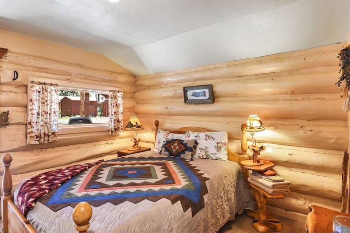 Charming & Historical 1 Room Log Cabin - Parks, AZ
