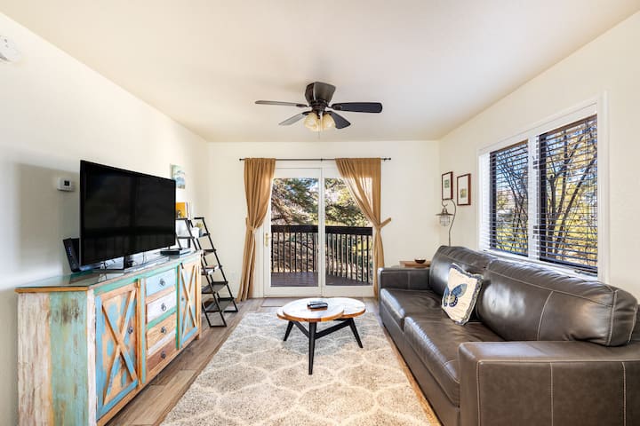 Trendy Country Club Condo | Mountain Views - Flagstaff, AZ