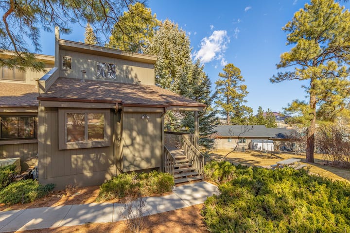 Trendy Country Club Condo | Mountain Views - Walnut Canyon National Monument