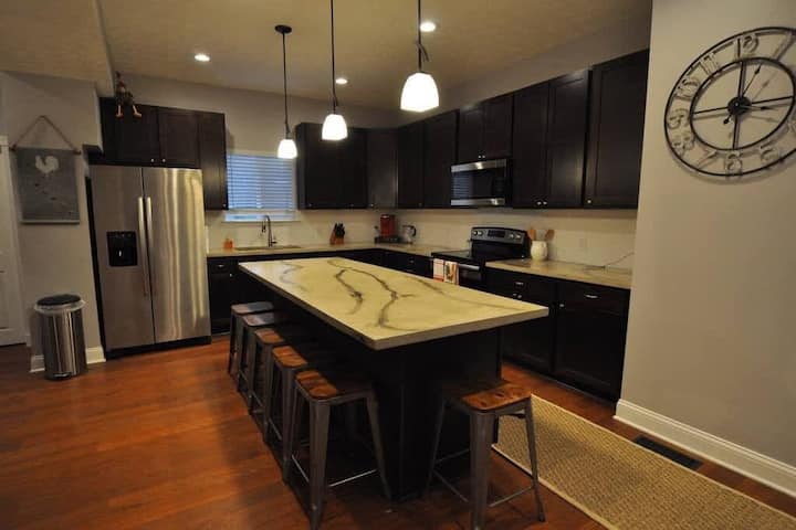 The Franklinton Farmhouse- 4 Bedrooms - Grove City, OH