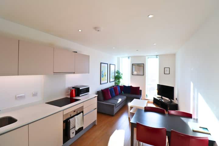 Stylish Two Bedroom Apartment Central Bracknell - Bracknell