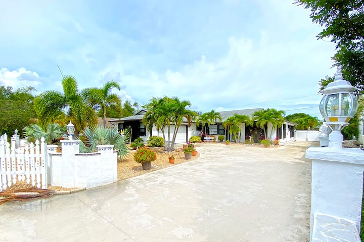 Nestled In Manatee Pocket-spacious 3 Bedroom Home - Hobe Sound, FL