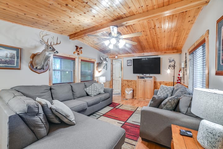 Walk To Lake: Dover Cabin W/ Views & Porch - Kentucky Lake